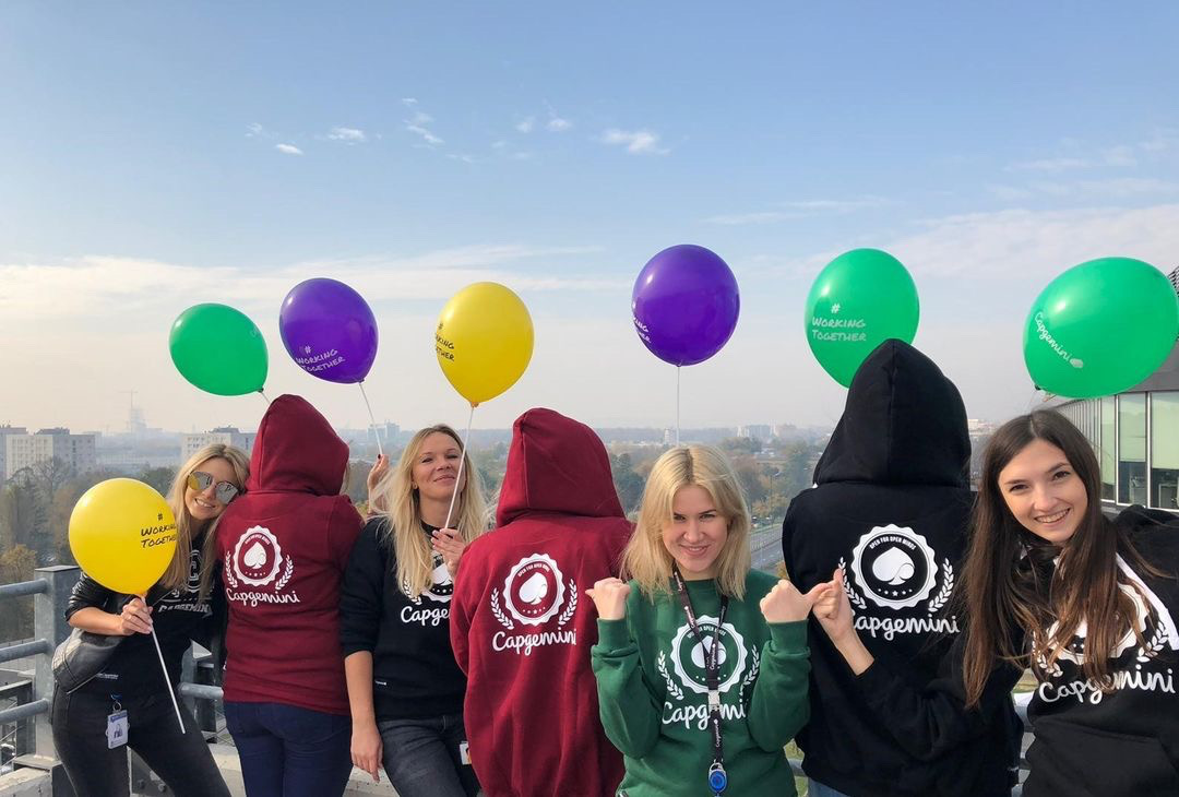 Clothes-marking methods. Clothing with a company logo – embroidery, a ...